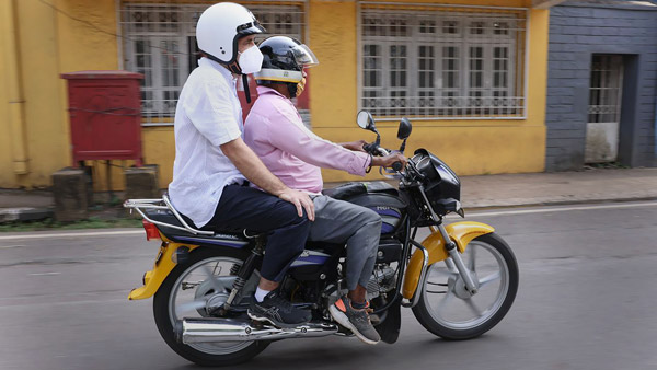 Pillion Rider Safety Tips: ബൈക്കിന്റെ പിന്നിലിരിക്കുമ്പോള്‍ ഈ തെറ്റുകള് ...
