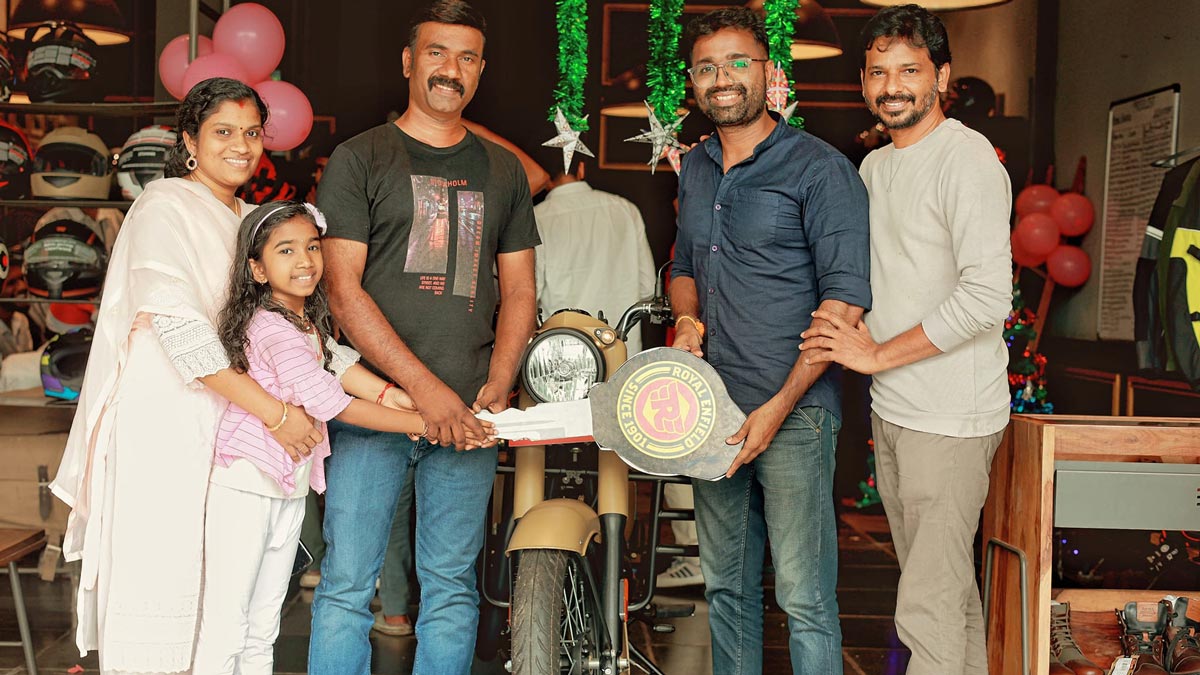 പ്രേക്ഷകരുടെ മനംകവർന്ന മലയാള സിനിമ, സംവിധായകന് ബുള്ളറ്റ് സമ്മാനം കൊടുത്ത് നിർമാതാക്ക ...